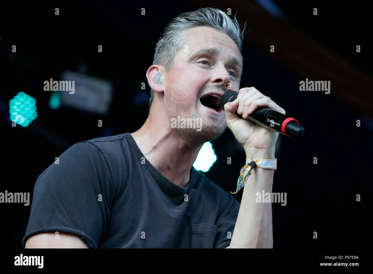 Tom chaplin singer hi-res stock photography and images - Alamy