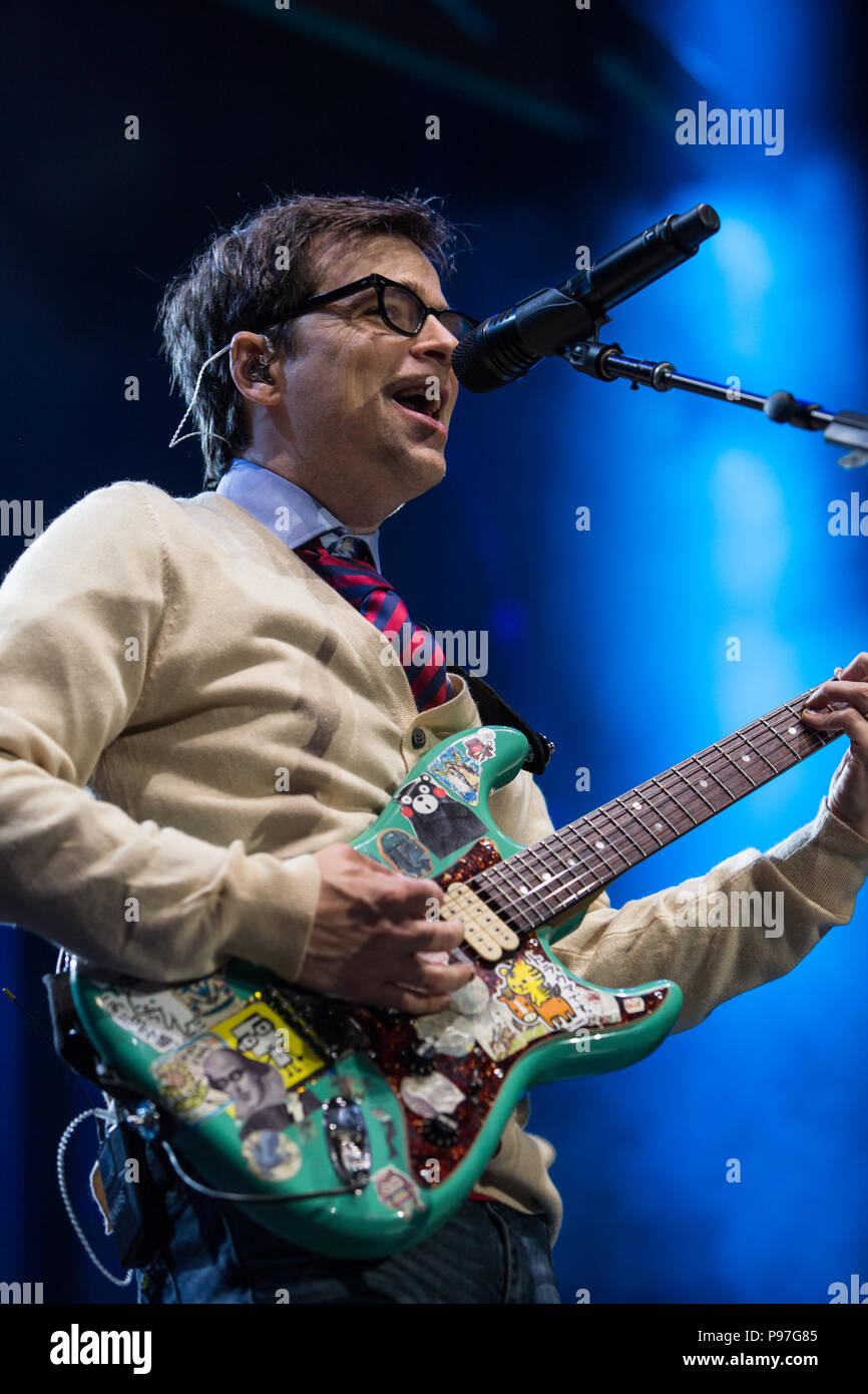 Weezer lead singer rivers cuomo hi-res stock photography and images - Alamy