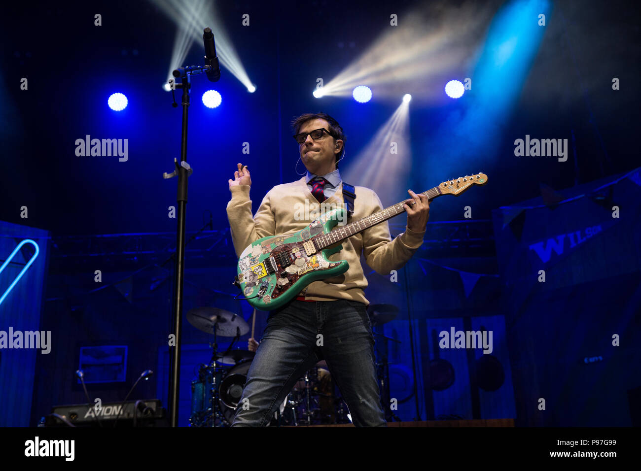 Weezer lead singer rivers cuomo hi-res stock photography and images - Alamy