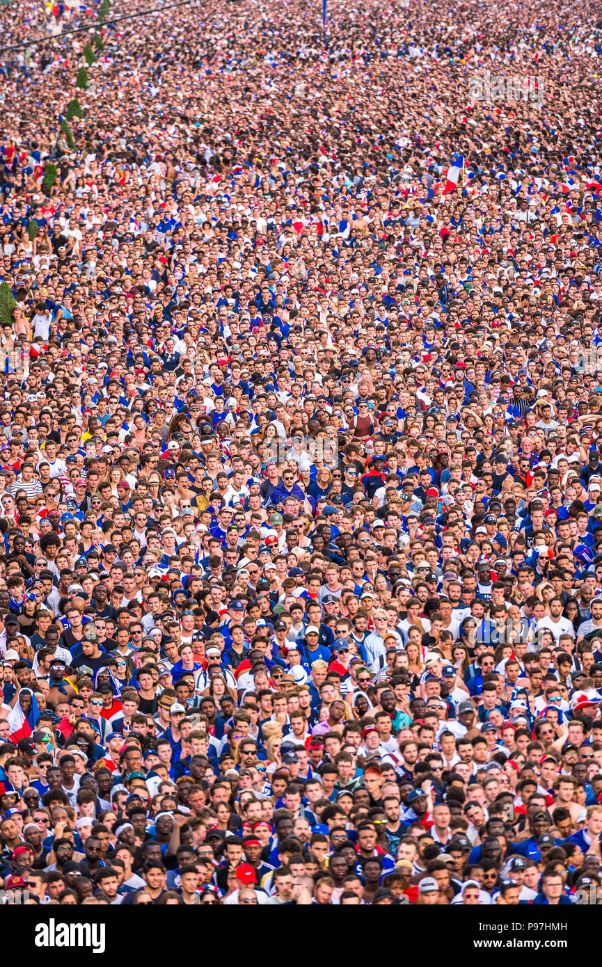 Paris, France. 15th July, 2018. Large crowds turn out in Paris to watch ...