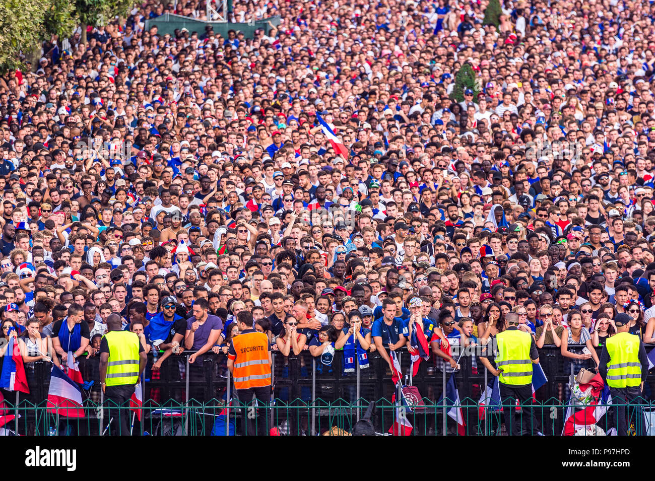 Paris, France. 15th July, 2018. Large crowds turn out in Paris to watch ...