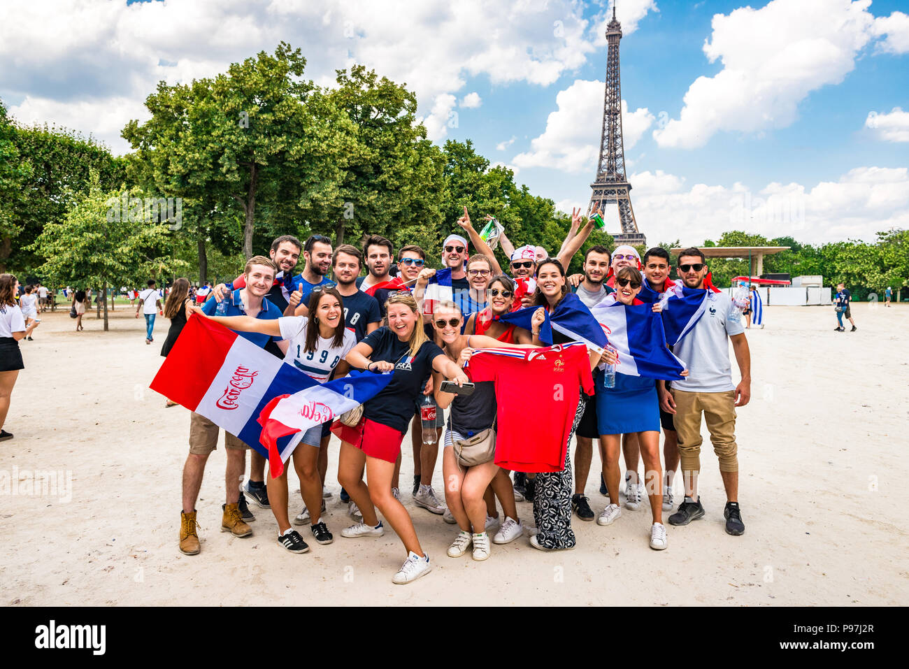 Paris, France. 15th July, 2018. Large crowds turn out in Paris to watch ...