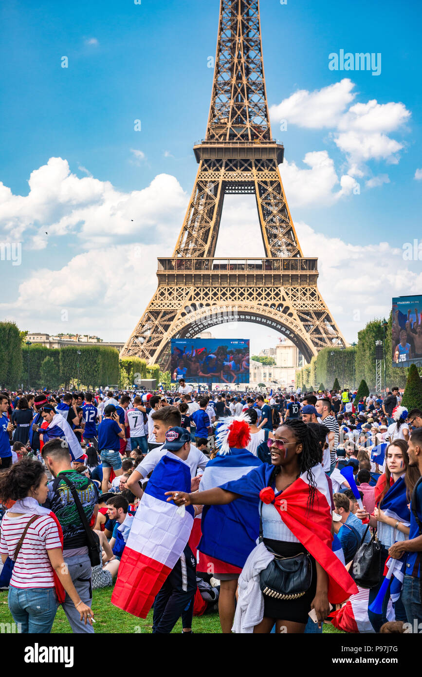 Paris, France. 15th July, 2018. Large crowds turn out in Paris to watch ...