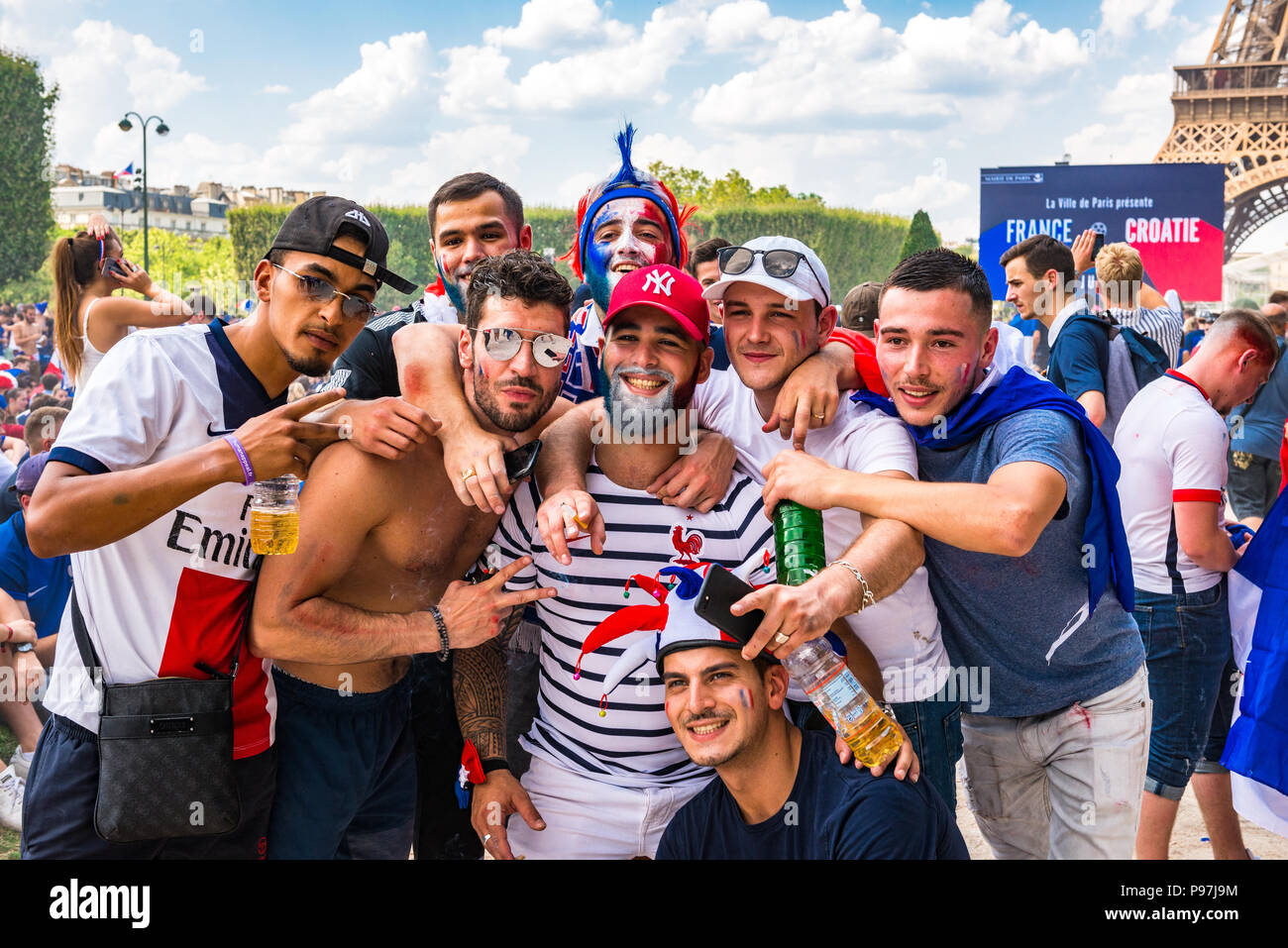 Paris, France. 15th July, 2018. Large crowds turn out in Paris to watch ...