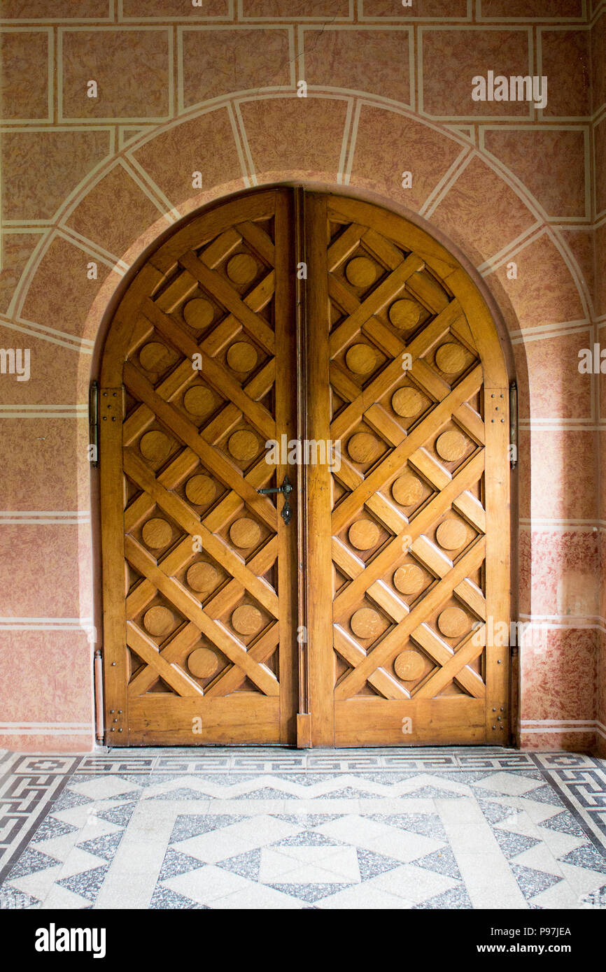 Old grunge wooden door indian architecture hi-res stock photography and ...