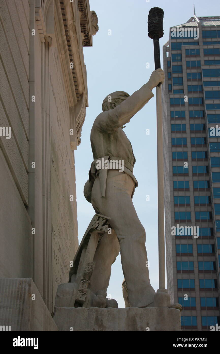 Soldiers and Sailors Monument in Monument Circle in Indianapolis ...
