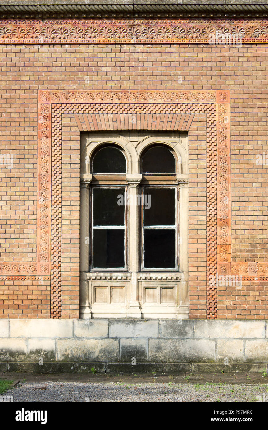 Brick wall with vintage window hi-res stock photography and images - Alamy