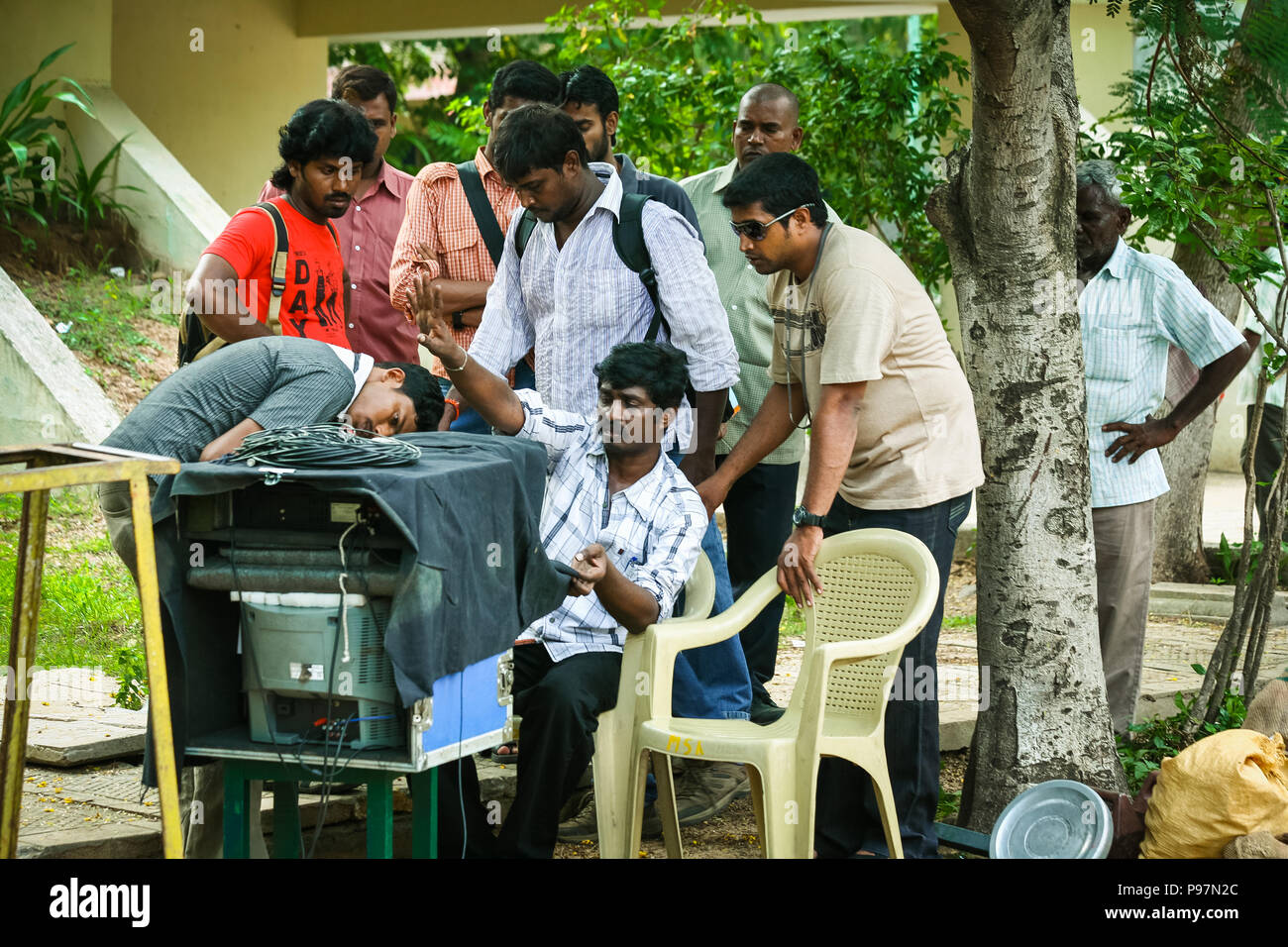 Film set working production crew hi-res stock photography and images ...