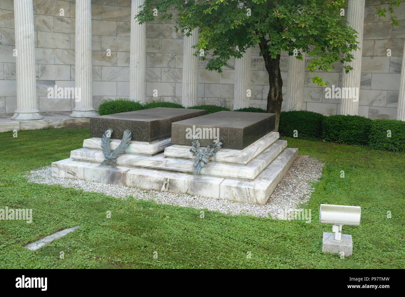 Graves of President Warren G Harding and First Lady Florence Harding ...