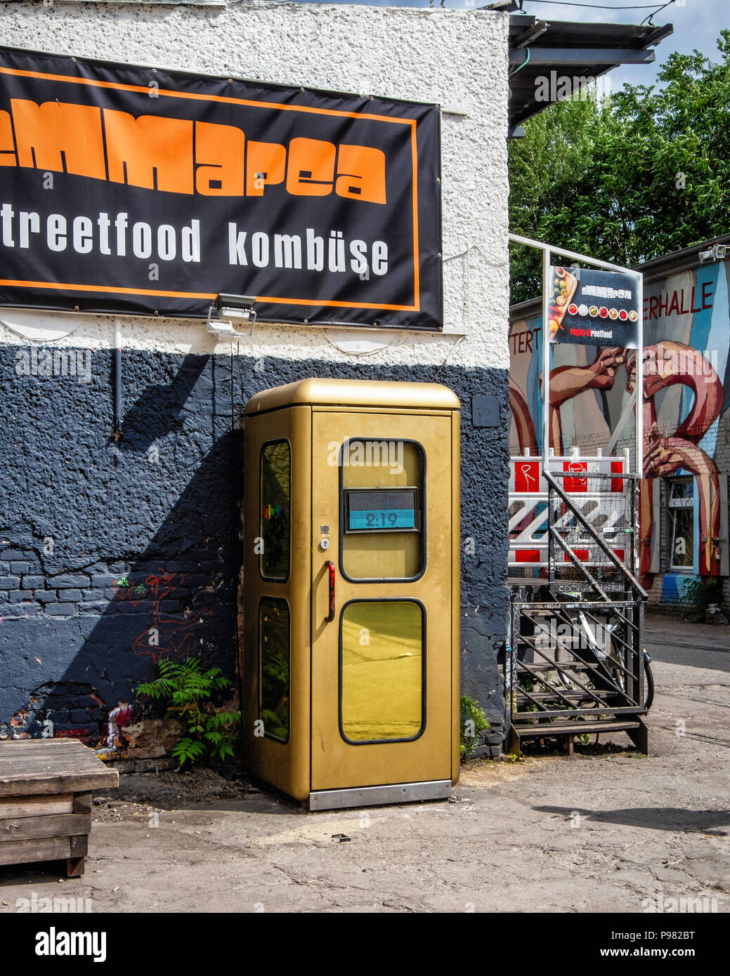 Gold booth hi-res stock photography and images - Alamy