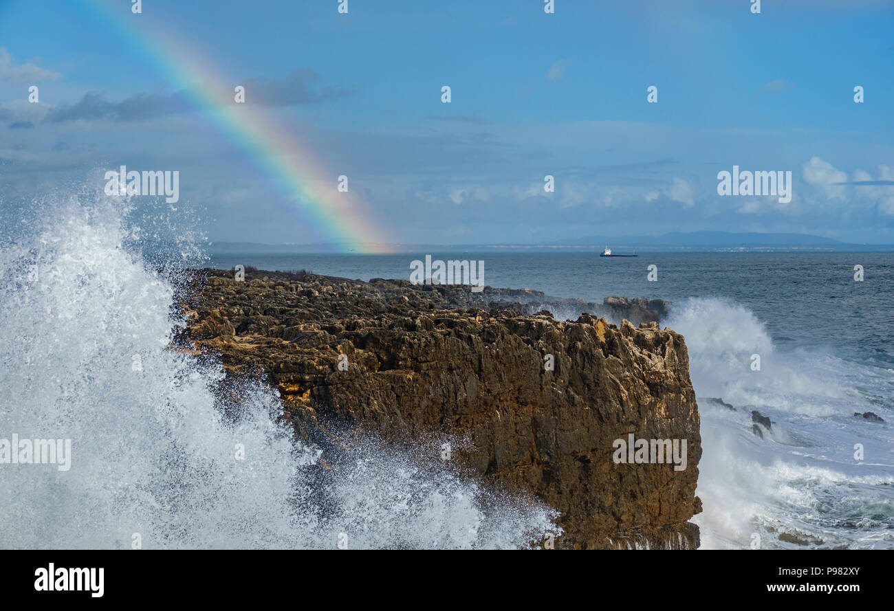 Waves breaking cliff hi-res stock photography and images - Alamy