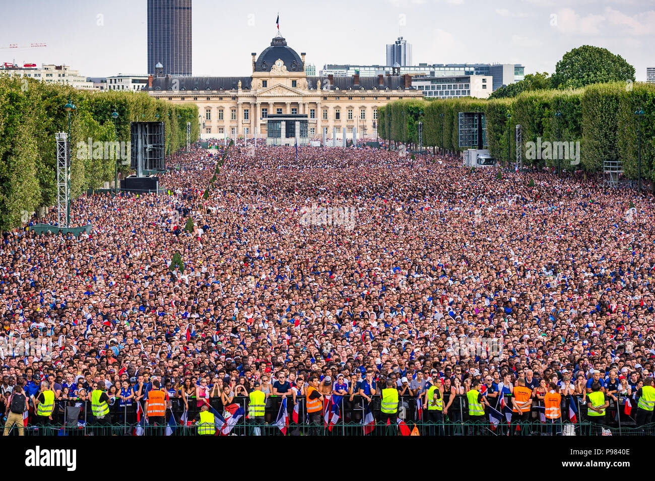 Paris, France. 15th July, 2018. Massive crowds turn out in Paris to ...