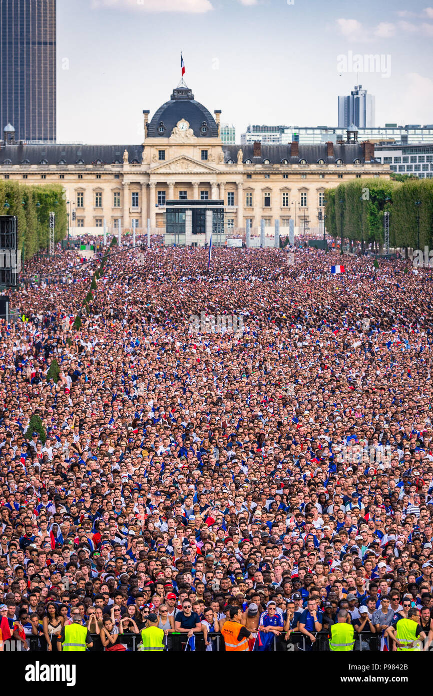Massive crowd hi-res stock photography and images - Alamy