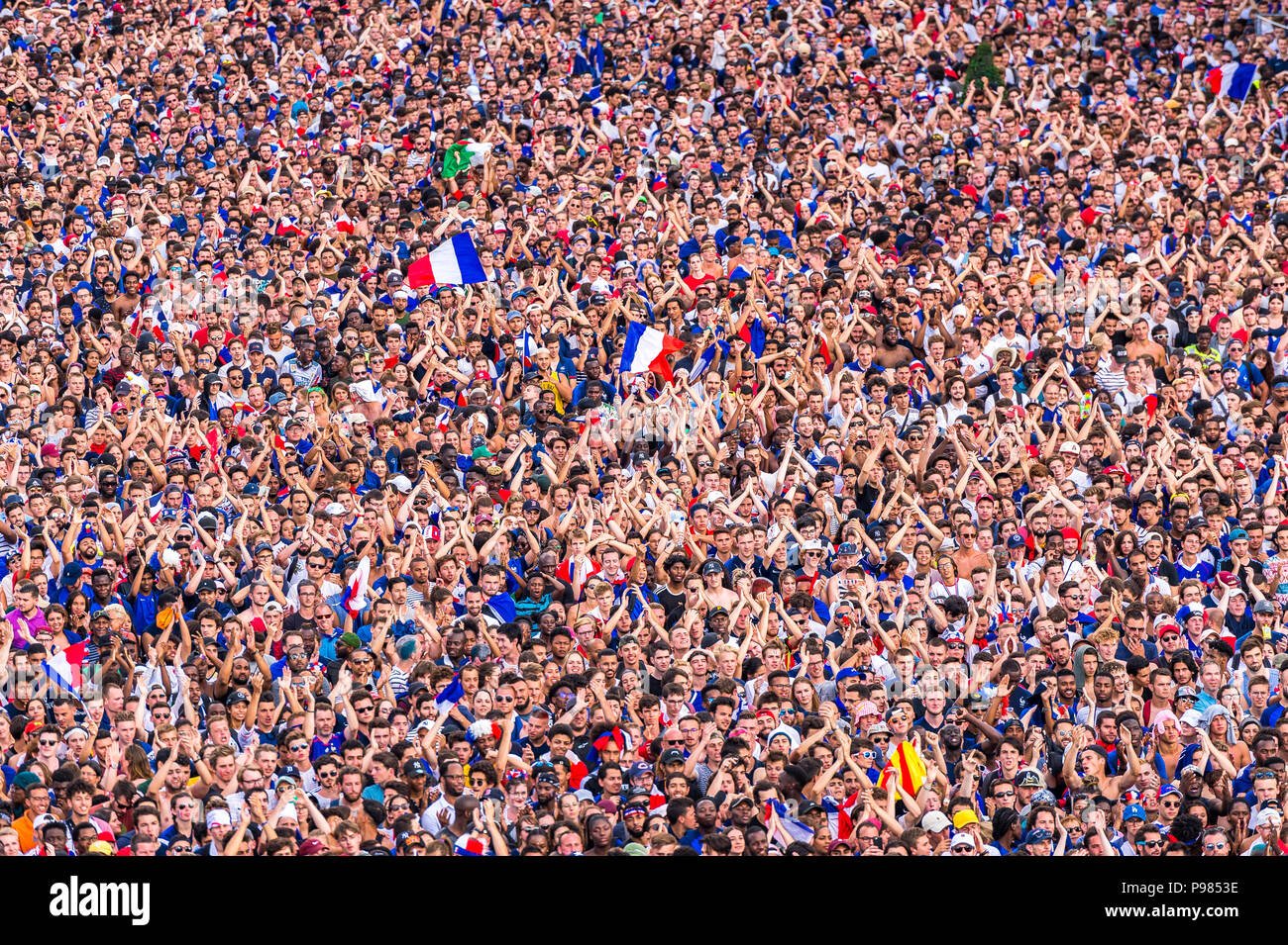 Paris, France. 15th July, 2018. Large crowds turn out in Paris to watch ...