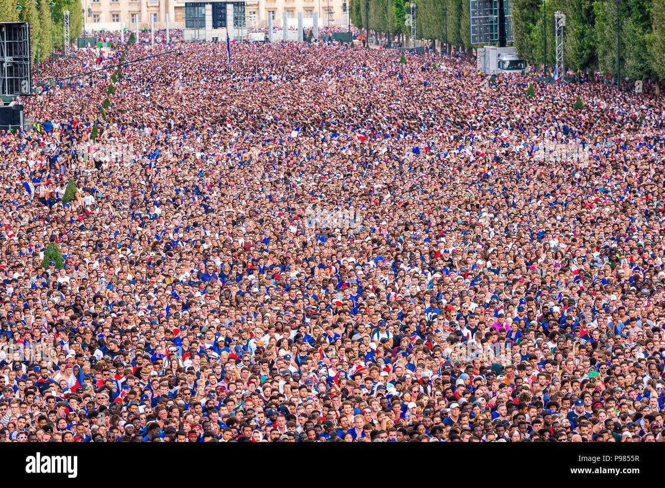Paris, France. 15th July, 2018. Large crowds turn out in Paris to watch ...
