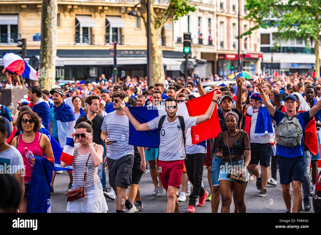 Paris, France. 15th July, 2018. Large crowds turn out in Paris to watch ...