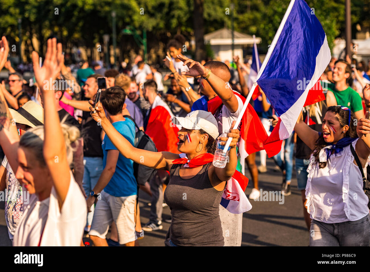Paris, France. 15th July, 2018. Large crowds turn out in Paris to watch ...