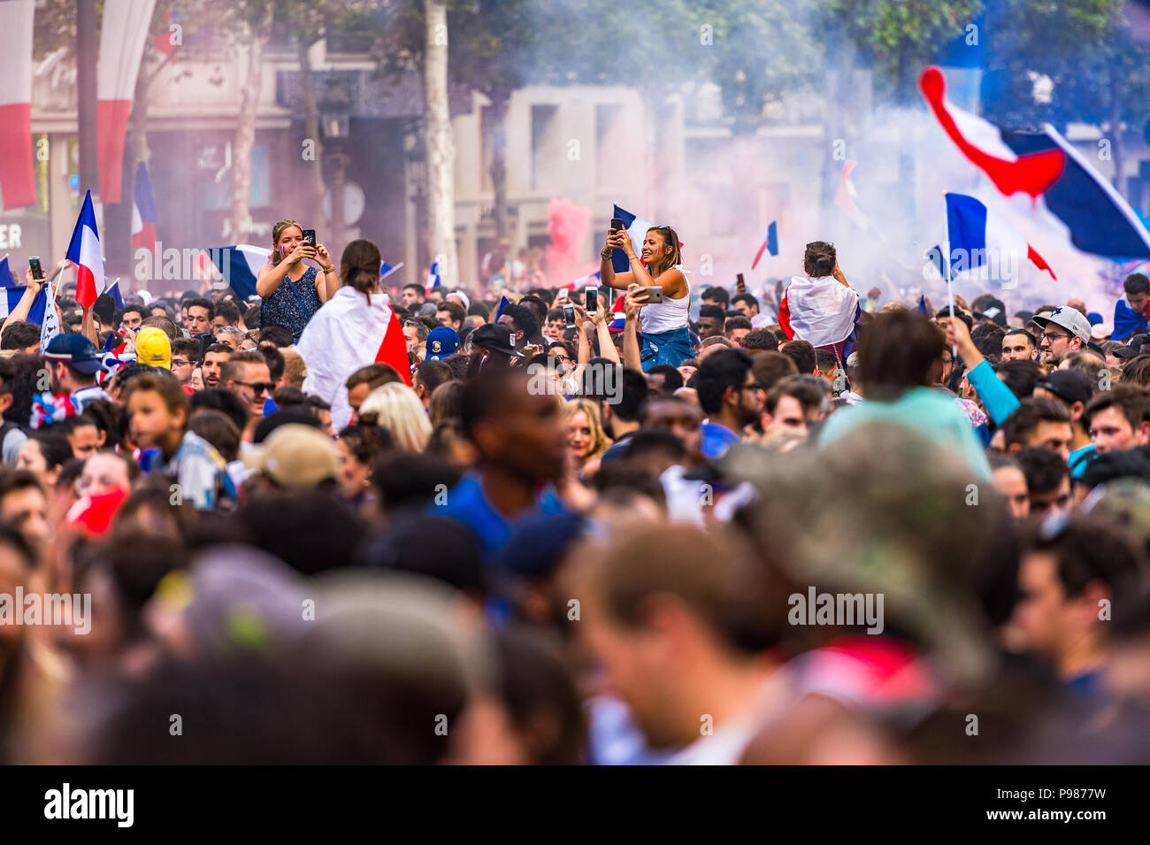 Paris, France. 15th July, 2018. Large crowds turn out in Paris to watch ...