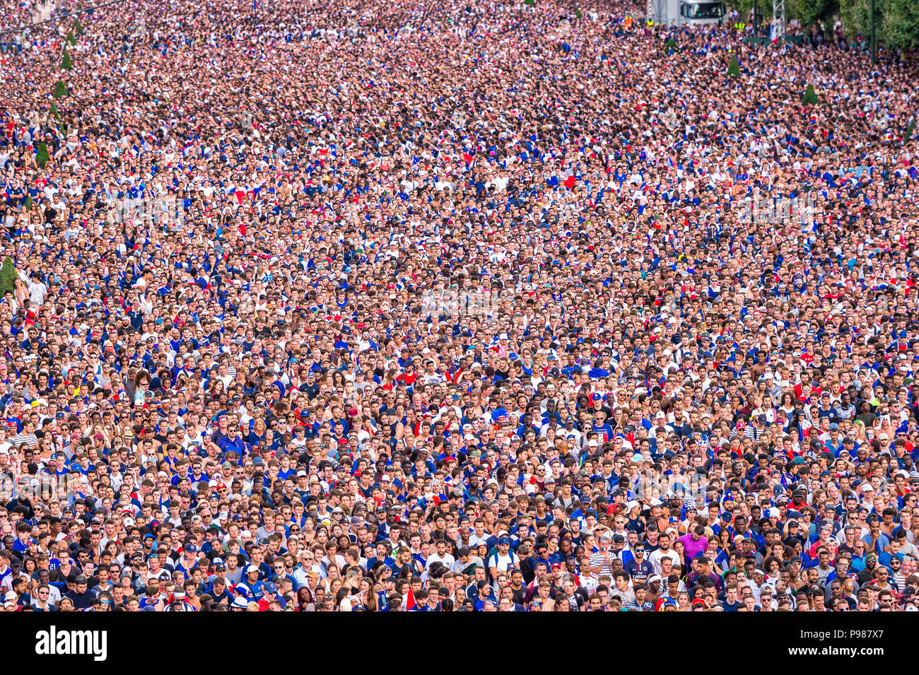 Paris, France. 15th July, 2018. Large crowds turn out in Paris to watch ...