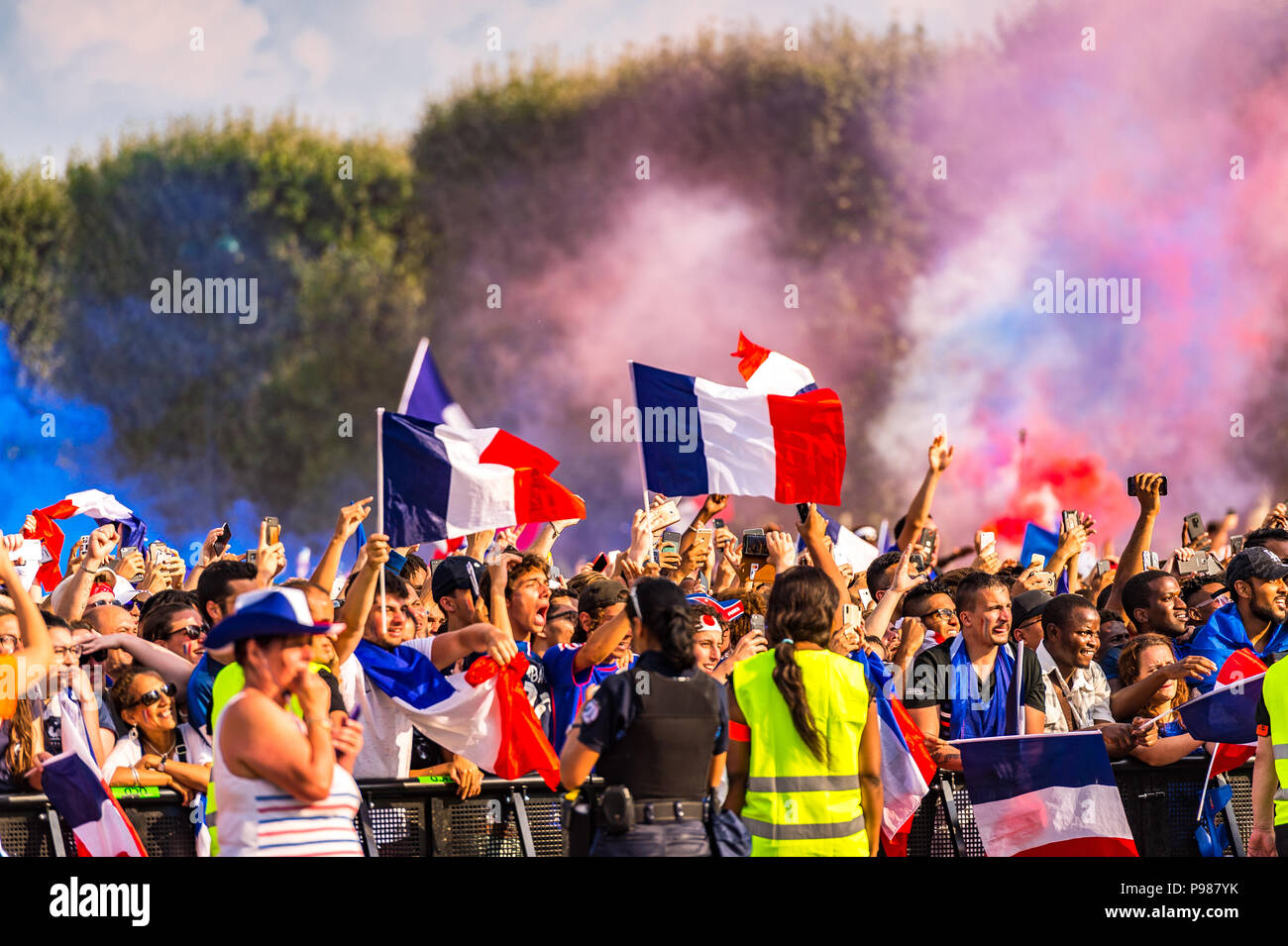 Paris, France. 15th July, 2018. Large crowds turn out in Paris to watch ...