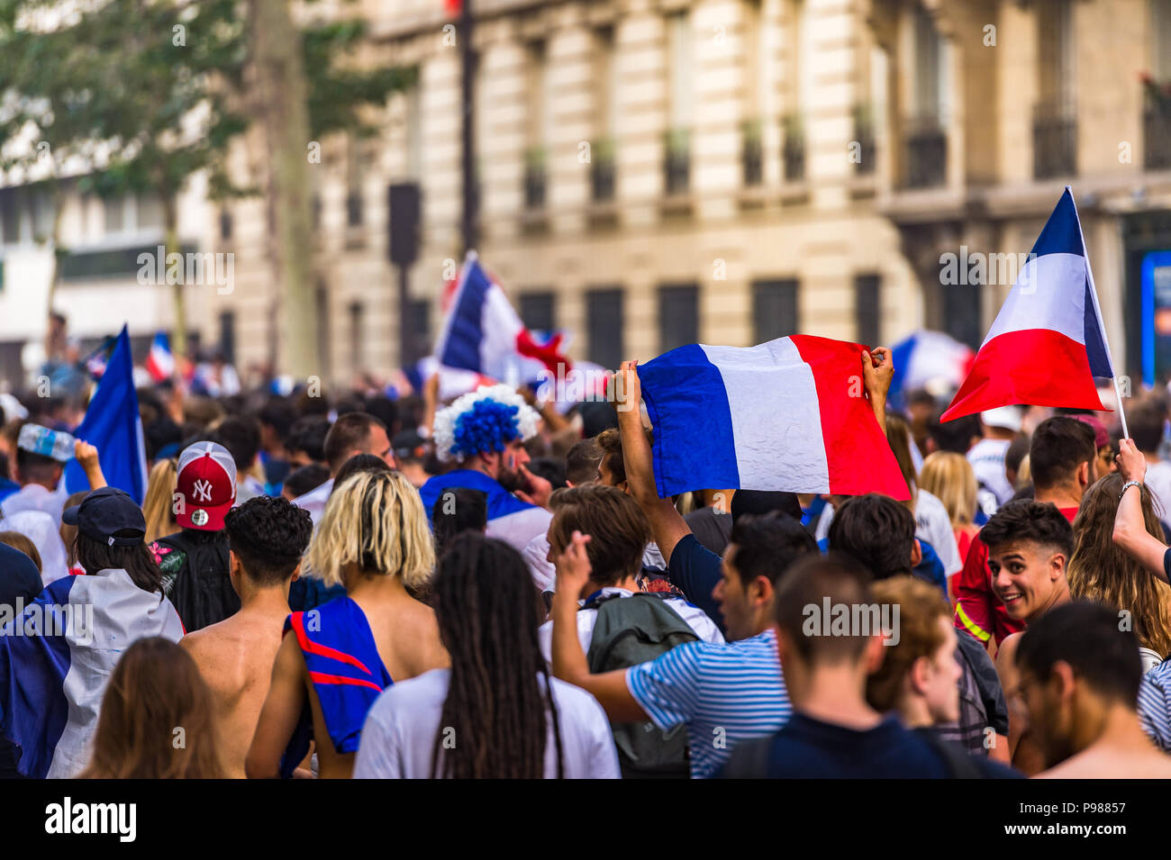 Paris, France. 15th July, 2018. Large crowds turn out in Paris to watch ...