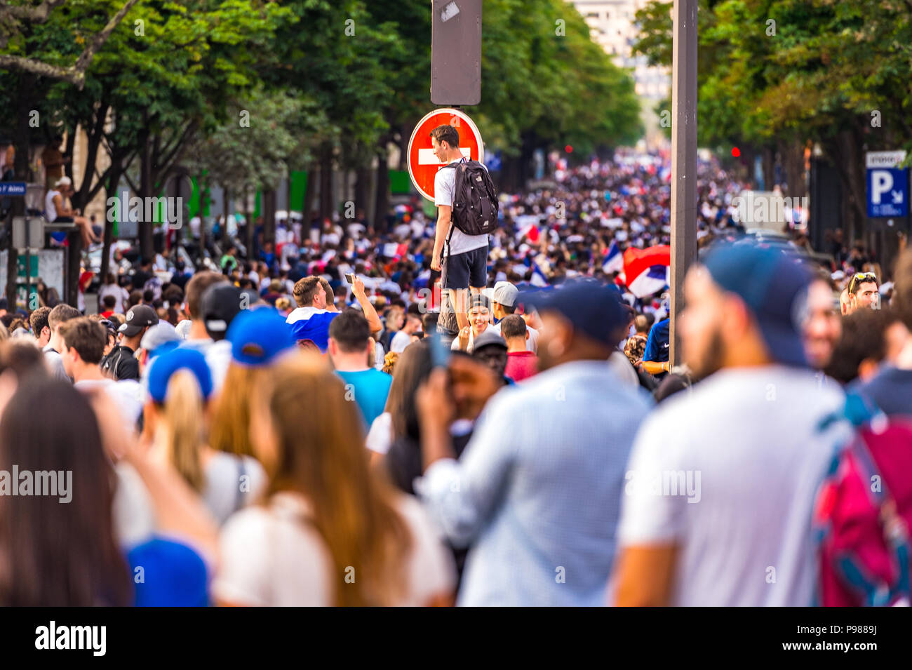 Paris, France. 15th July, 2018. Large crowds turn out in Paris to watch ...