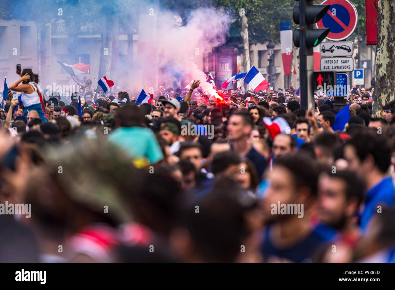 Paris, France. 15th July, 2018. Large crowds turn out in Paris to watch ...