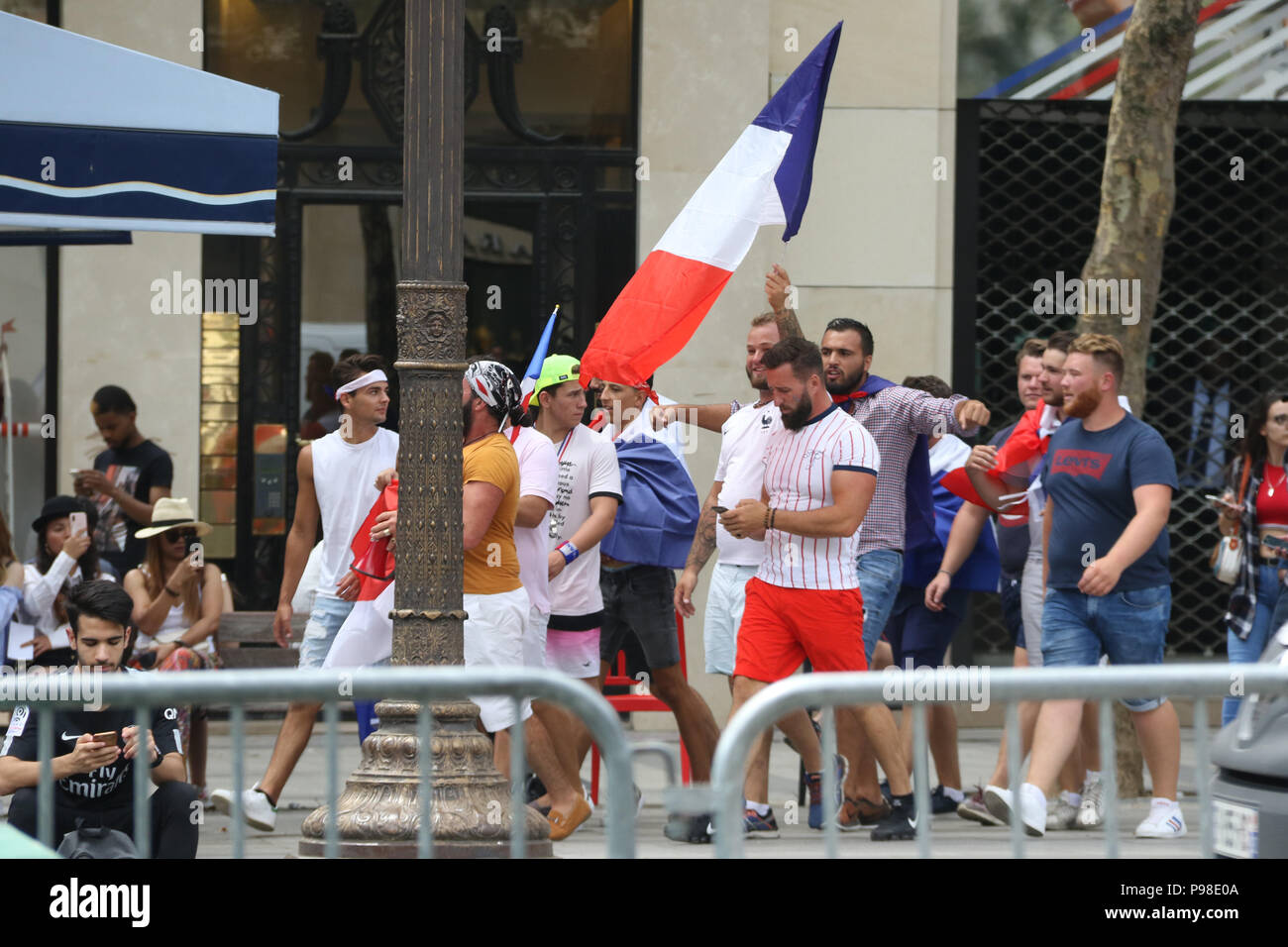 Paris, France. 16th July 2018. French people gathered along L'avenue ...
