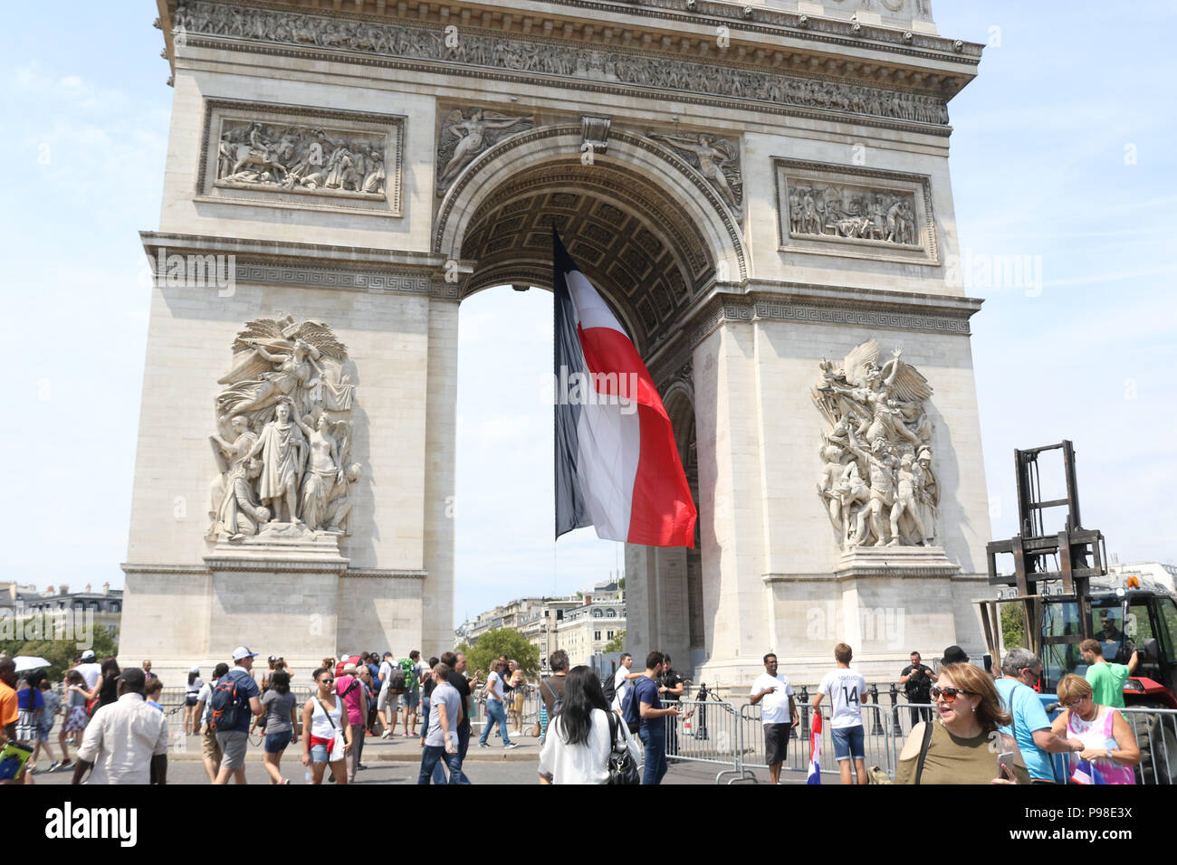 Paris, France. 16th July 2018. French people gathered along L'avenue ...