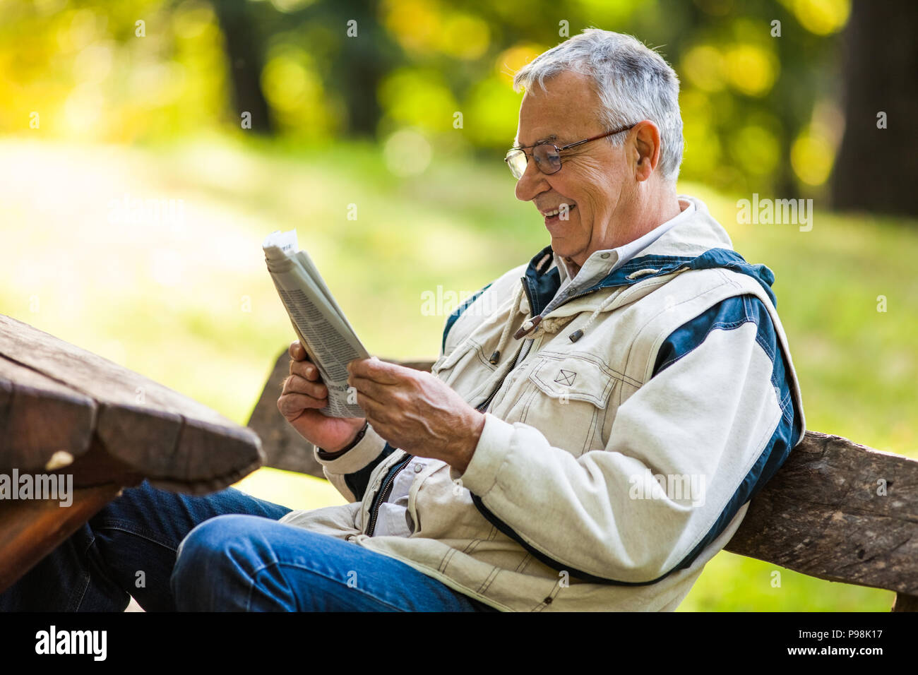 Reading newspaper in nature hi-res stock photography and images - Alamy