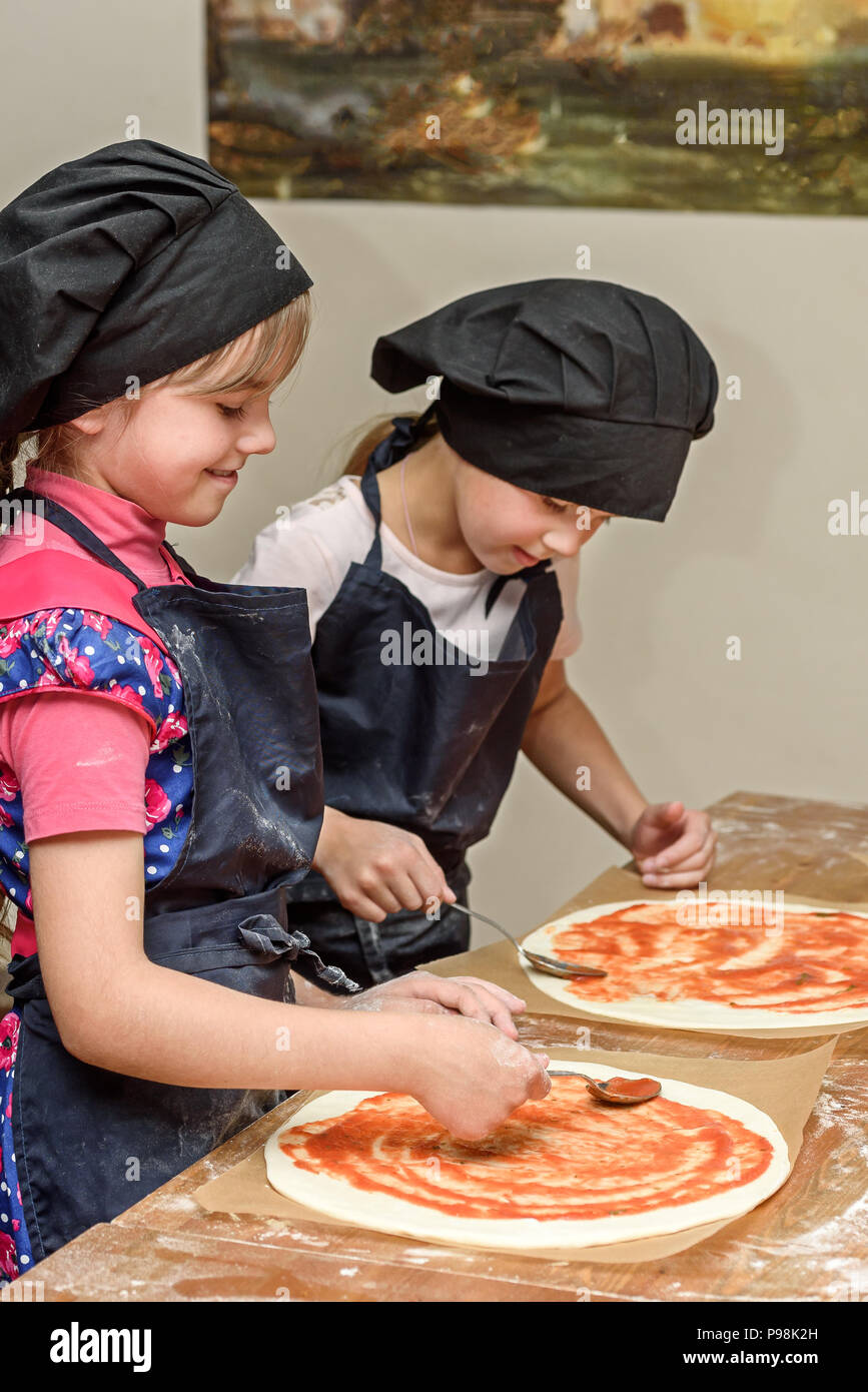 Pizza, children and the concept of cooking - children make pizza ...