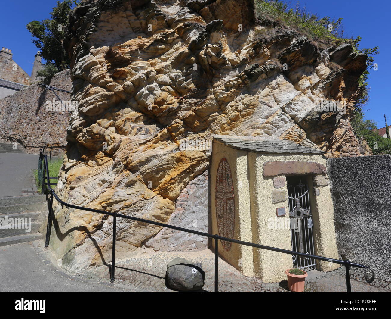Cave fife pittenweem hi-res stock photography and images - Alamy