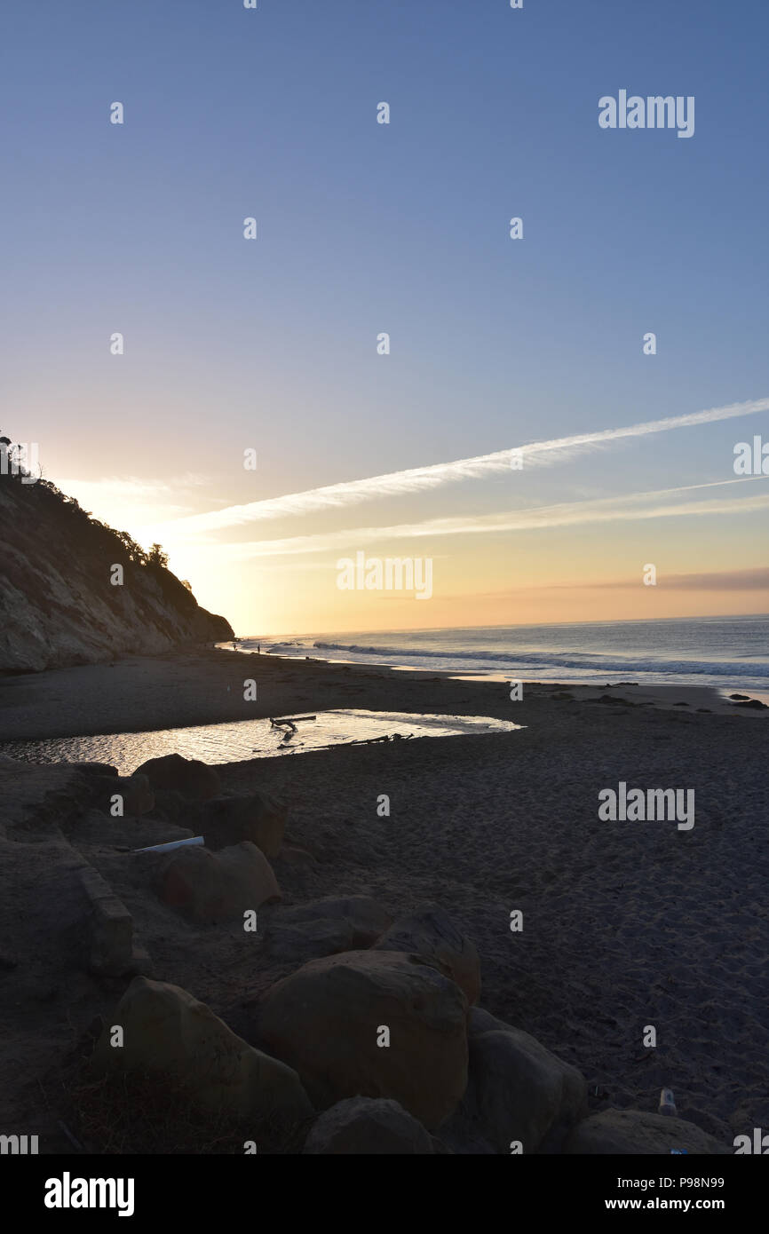 Bright sun rising from the horizon Stock Photo - Alamy