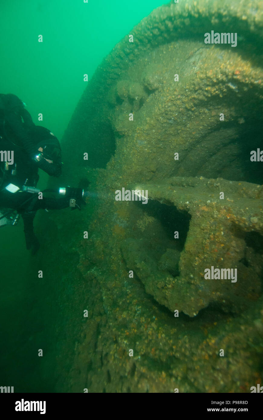 DIVER EXPLORING THE WRECK OF THE SS KYARRA Stock Photo - Alamy