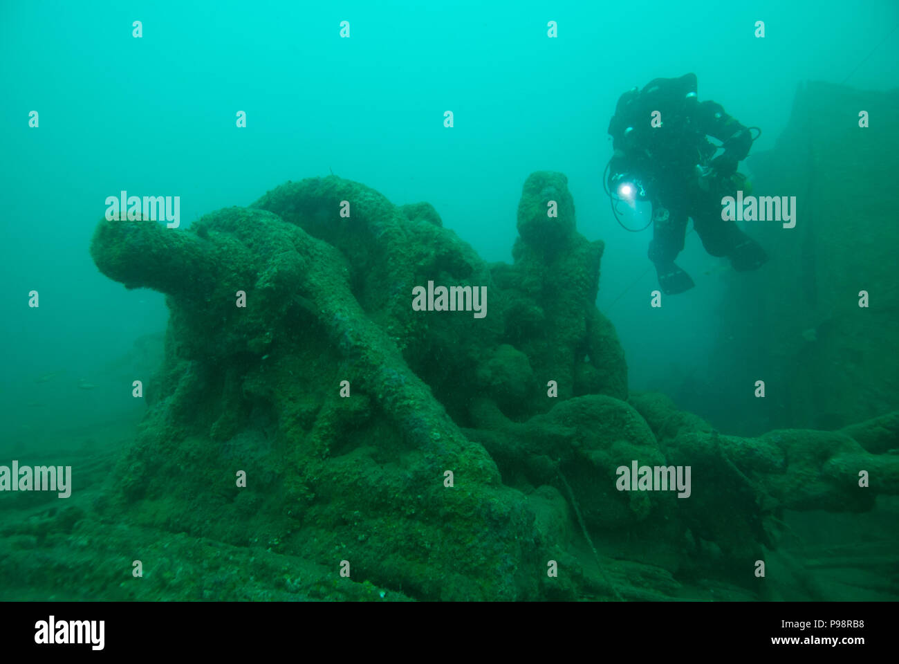 DIVER EXPLORING THE WRECK OF THE SS KYARRA Stock Photo - Alamy