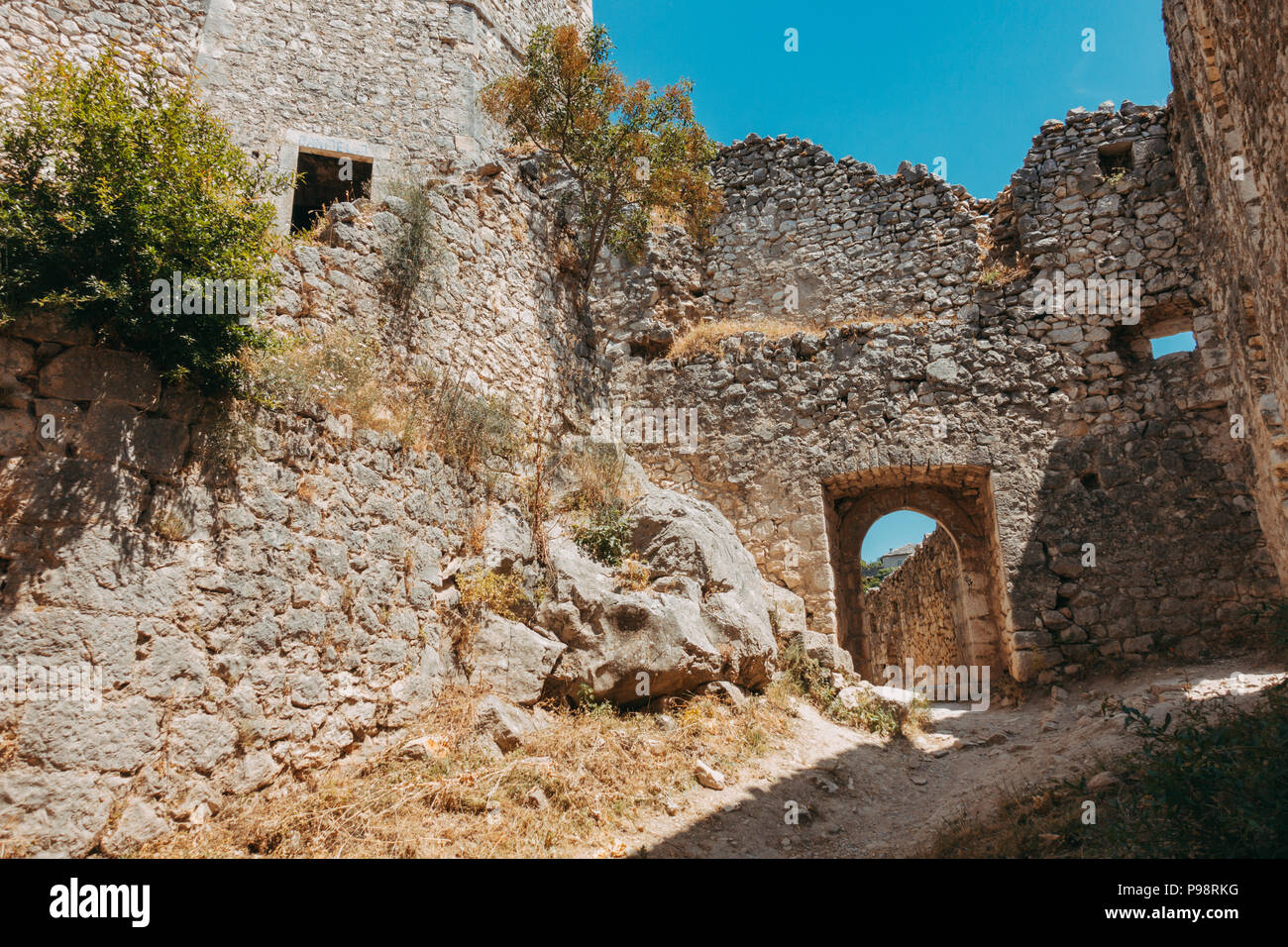 Walls from the middle ages hi-res stock photography and images - Alamy