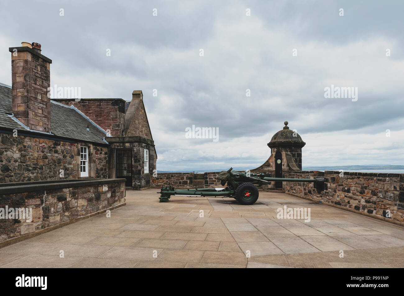 One O'Clock Gun at Mills Mount Battery inside Edinburgh Castle, popular ...