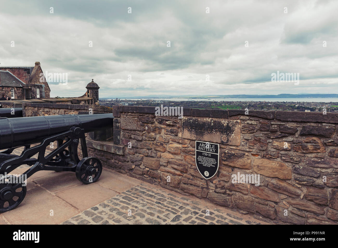 One O'Clock Gun at Mills Mount Battery inside Edinburgh Castle, popular ...