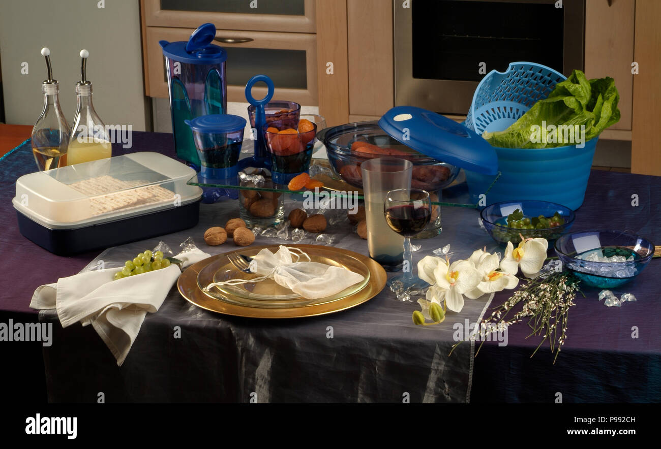 Passover seder family hi-res stock photography and images - Alamy