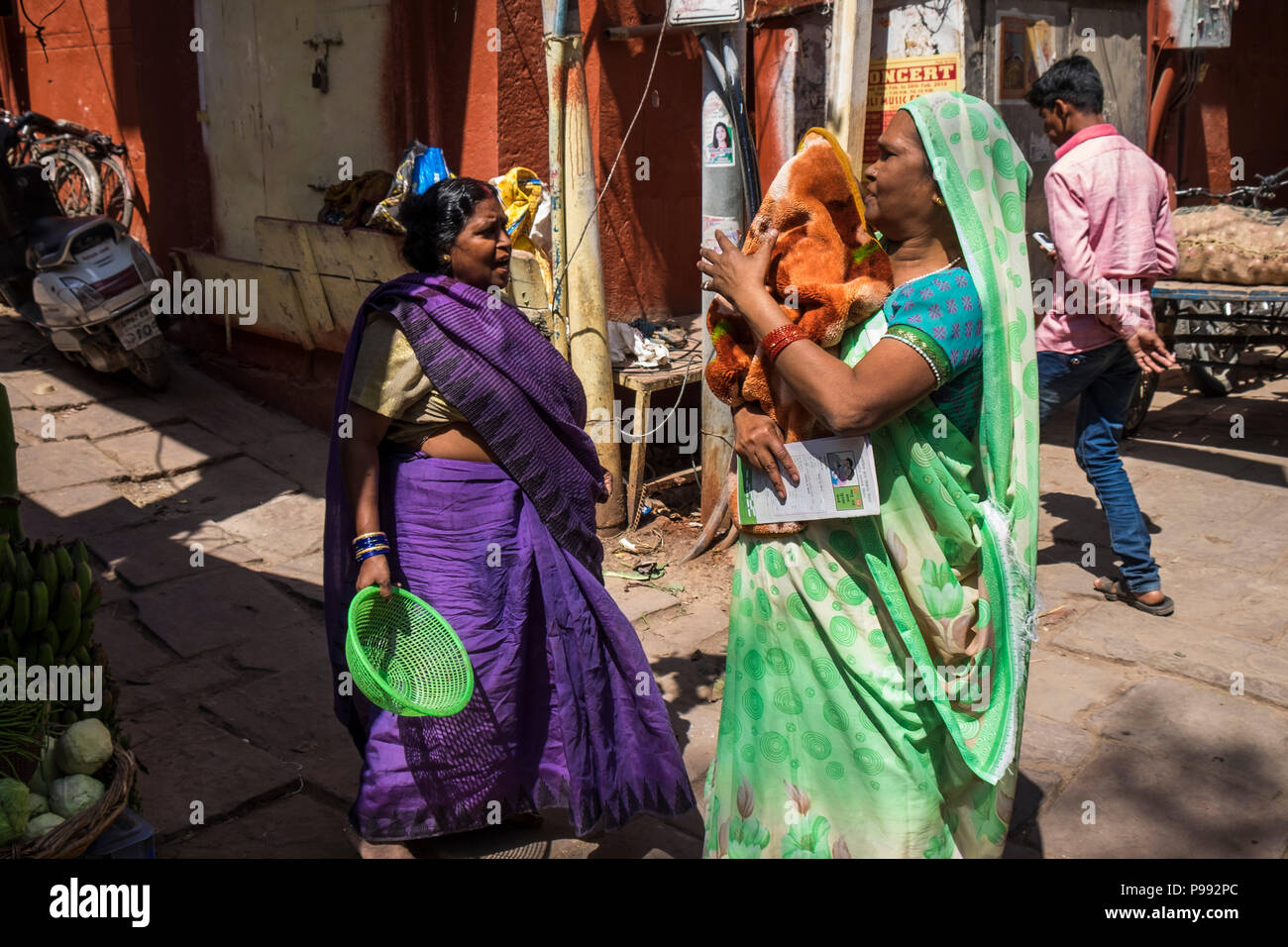 India varanasi local market hi-res stock photography and images - Alamy