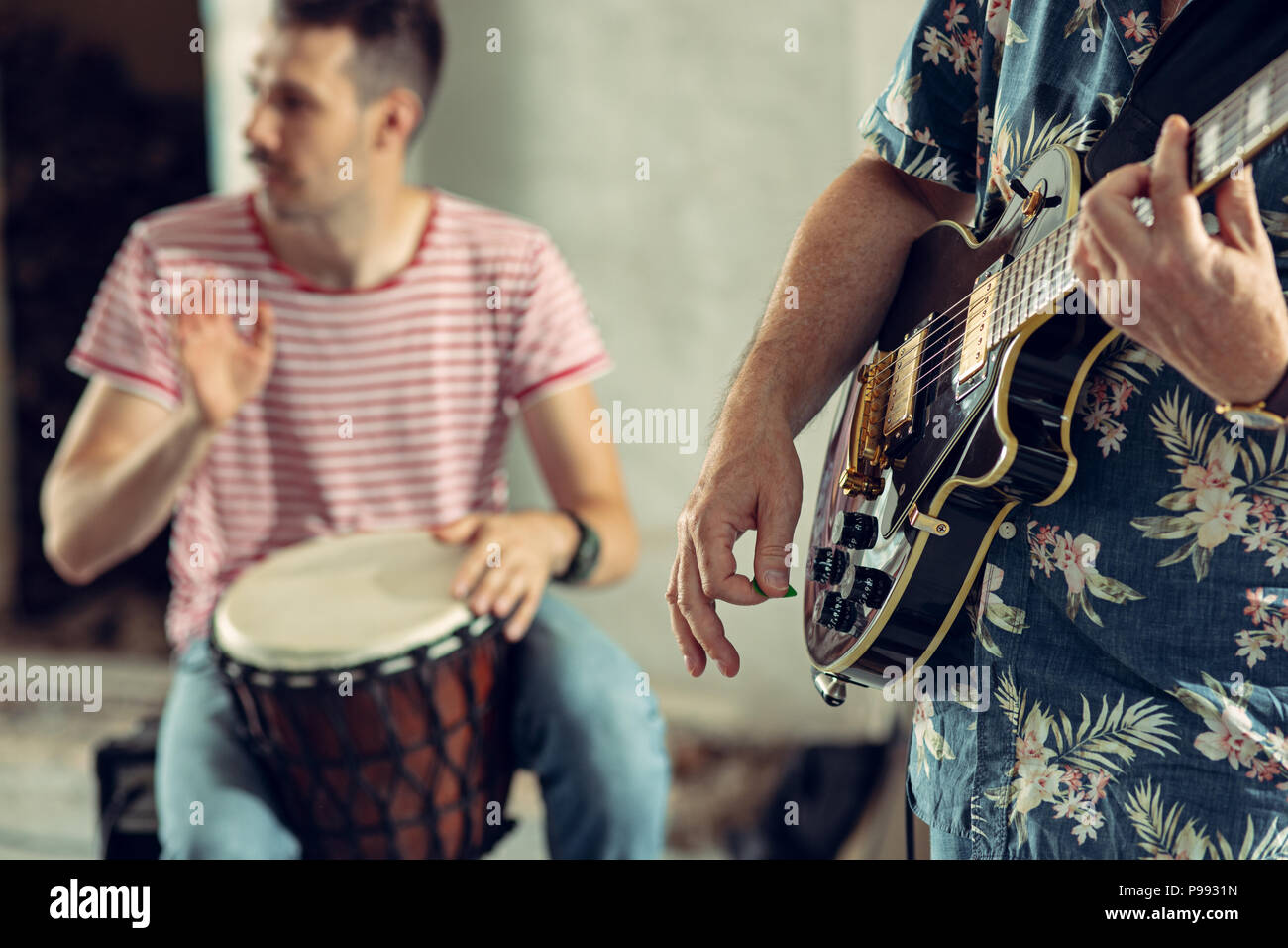 Young music player band friends hi-res stock photography and images - Alamy