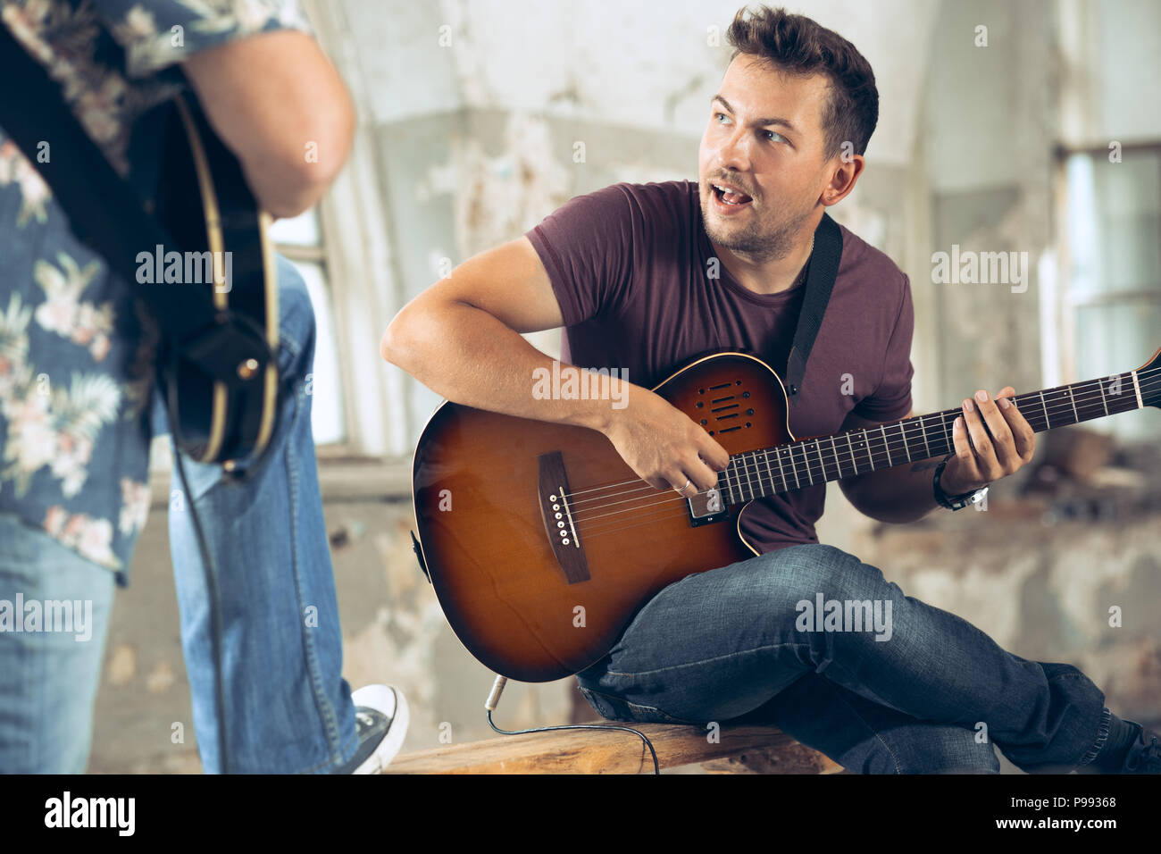 Young music player band friends hi-res stock photography and images - Alamy