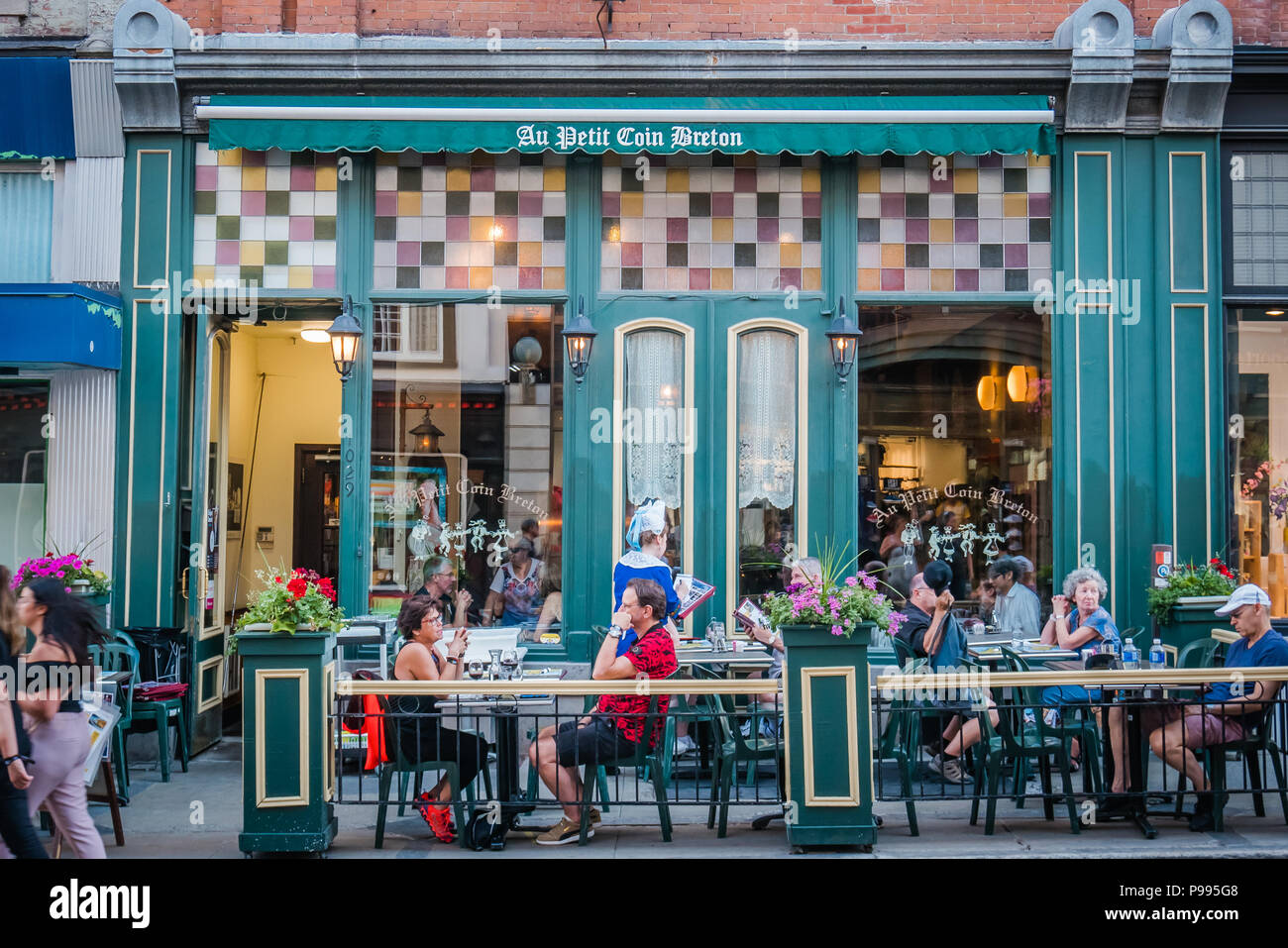 Busy outdoor cafe hi-res stock photography and images - Alamy