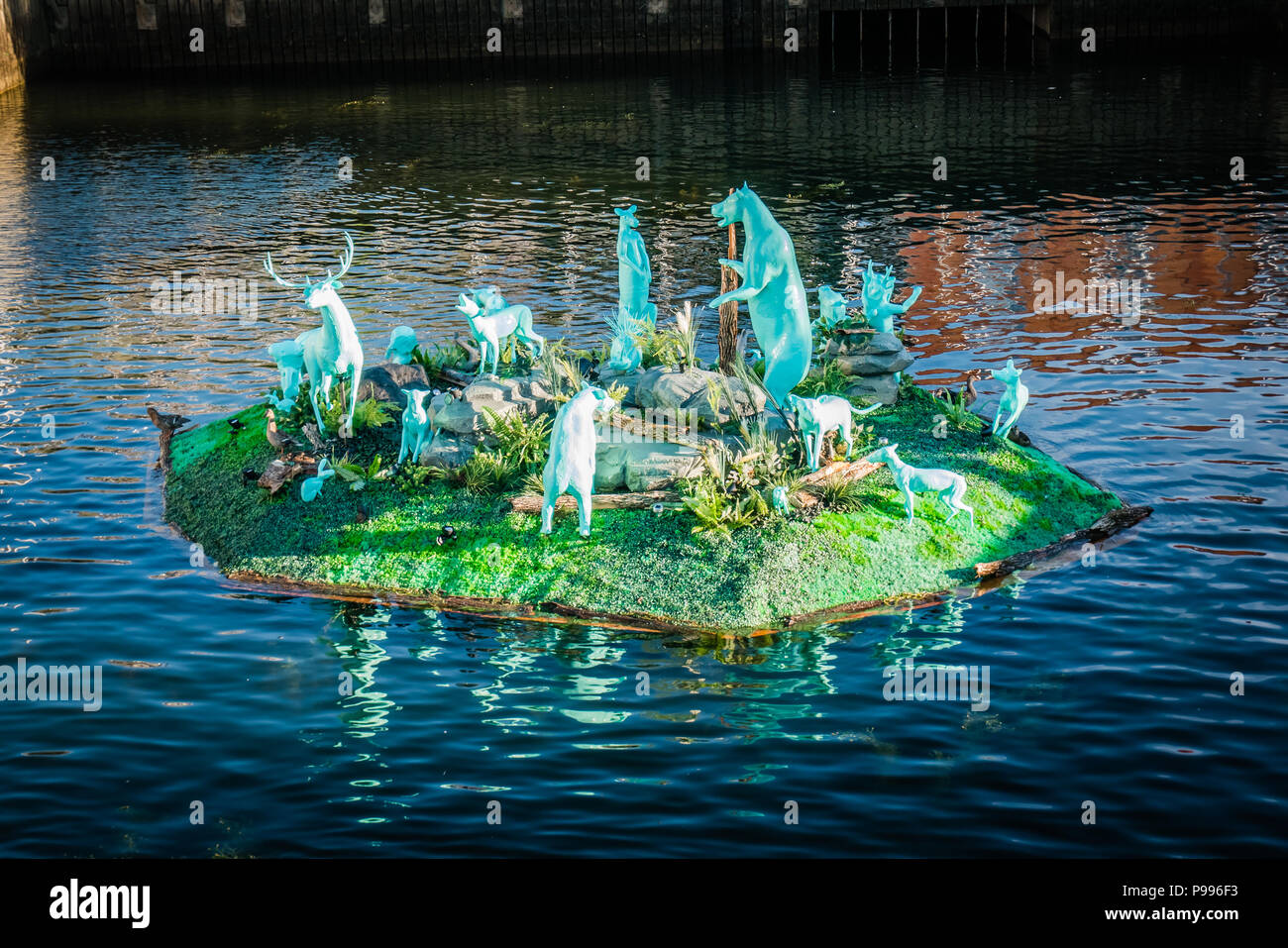 City in animals hi-res stock photography and images - Alamy