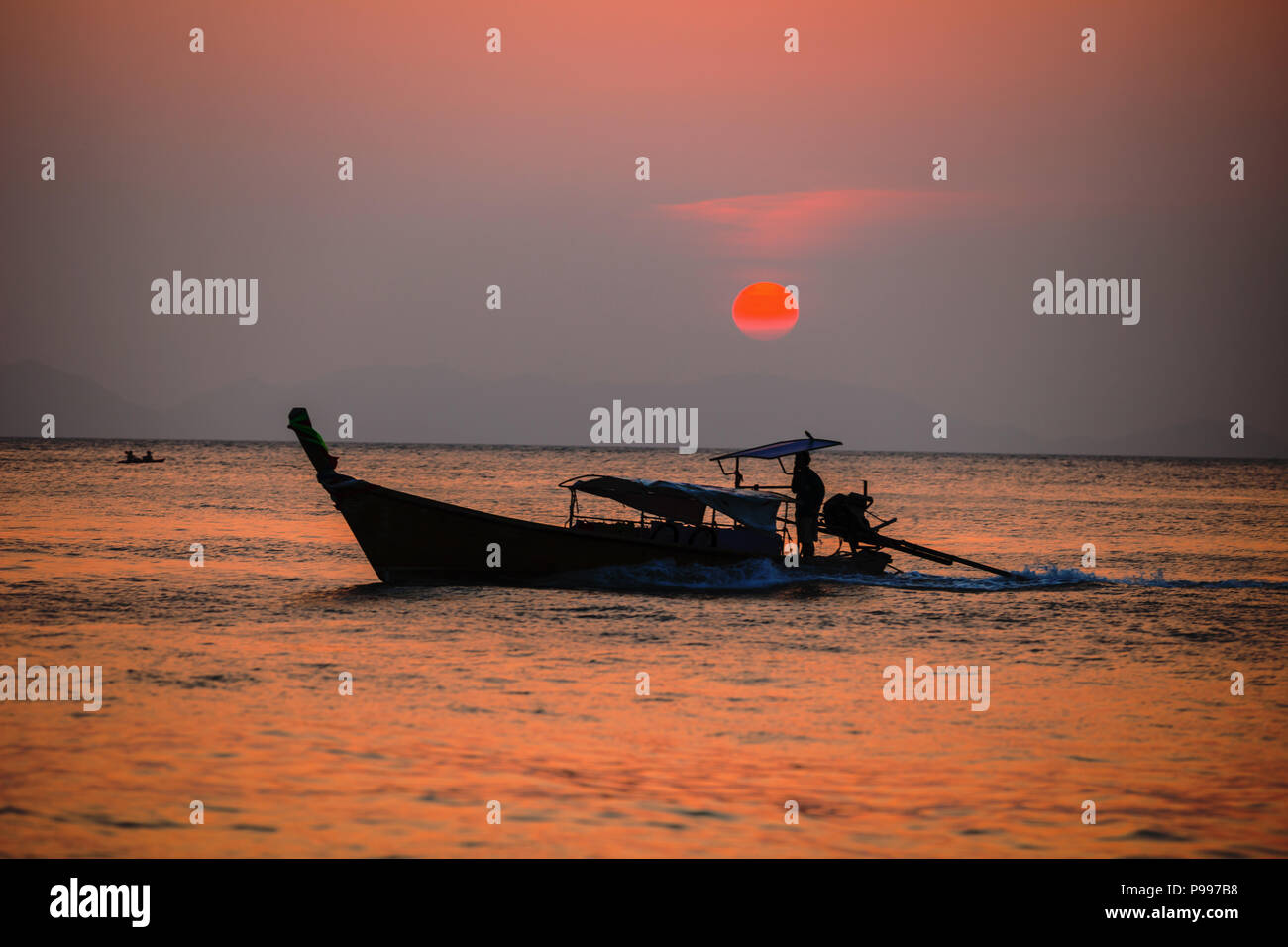 Man boat in sea sunset sky boat hi-res stock photography and images - Alamy