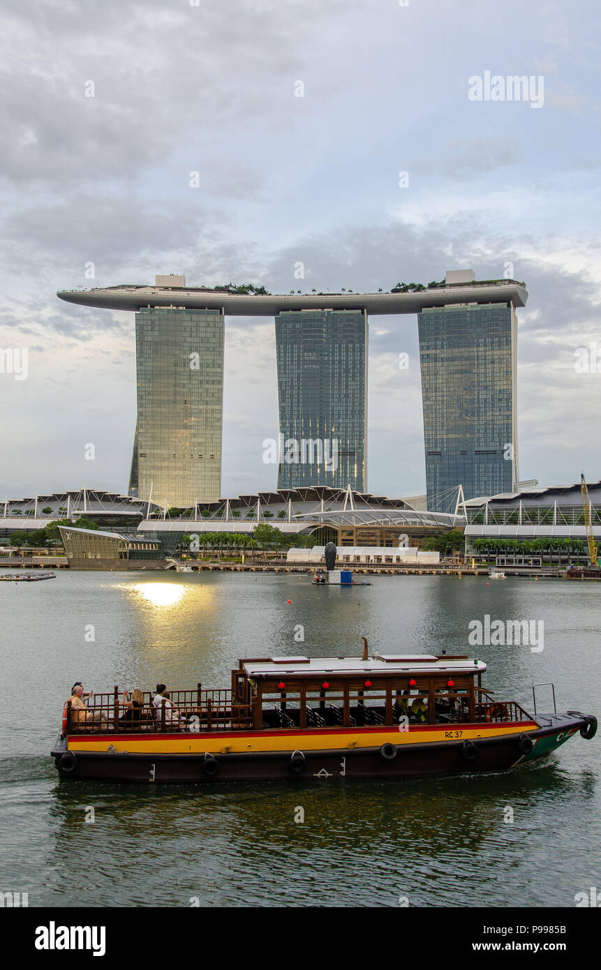 Singapore's Marina Bay Sands reflects evening sunlightli Stock Photo ...