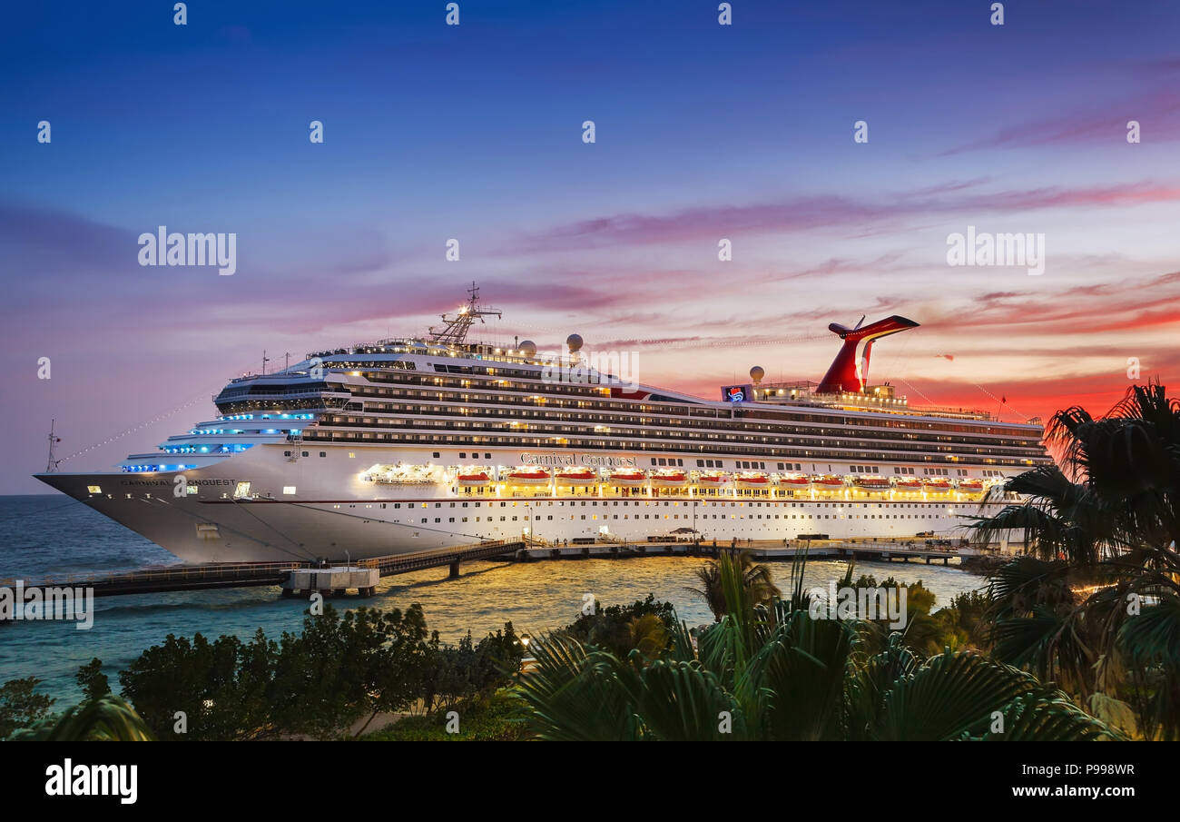 Cruise liner tourists on sea hi-res stock photography and images - Alamy