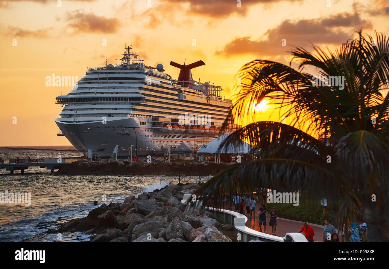 Cruise ship caribbean hi-res stock photography and images - Alamy