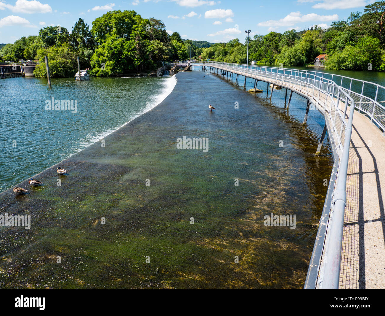 Walkway, Hambleden Lock and Weir, River Thames, Berkshire, England, UK ...