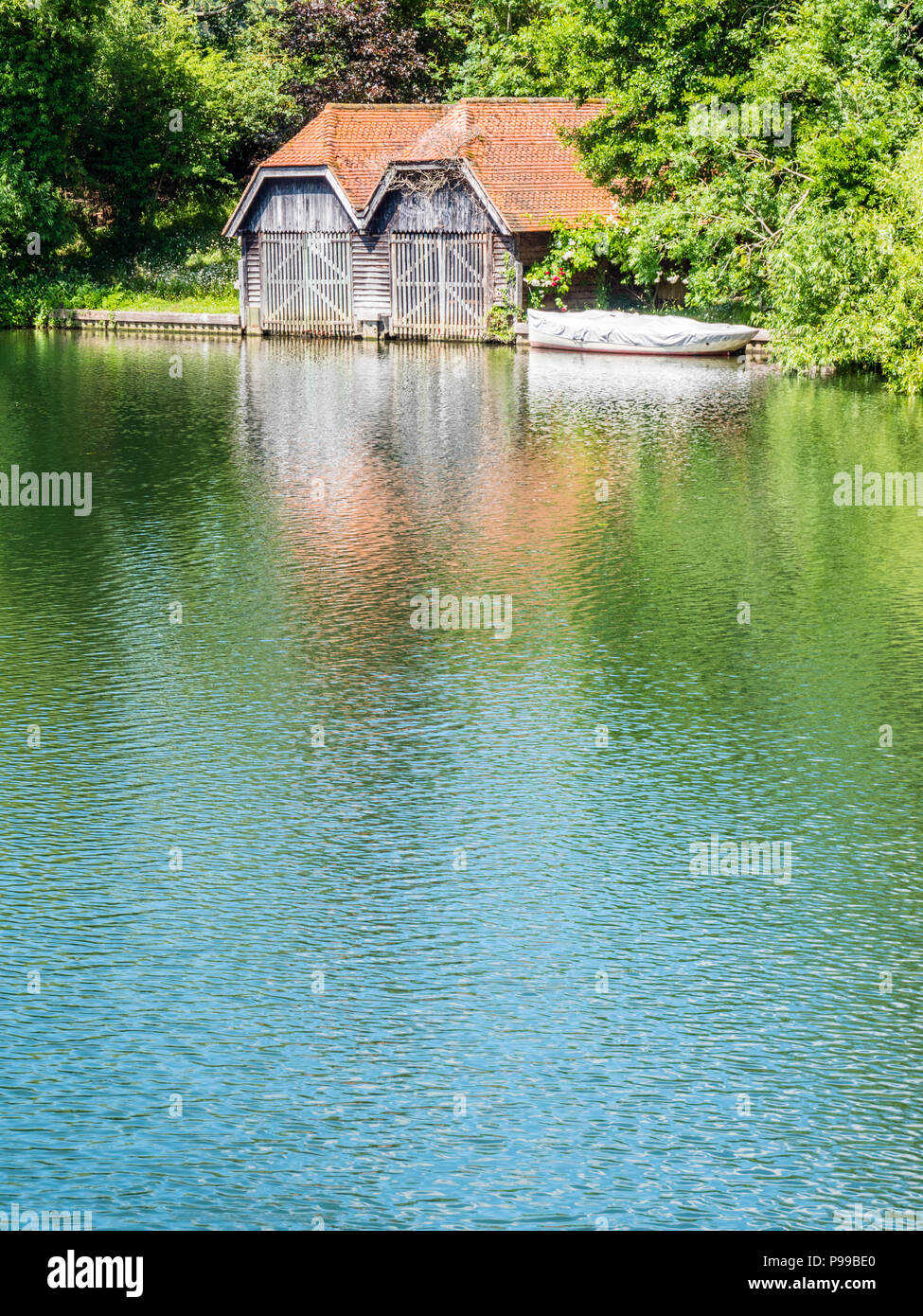 Weir river thames boat hi-res stock photography and images - Alamy